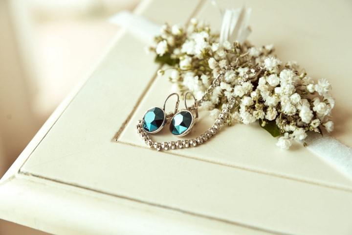 45 bijoux de mariée pour respecter la tradition de l'accessoire bleu