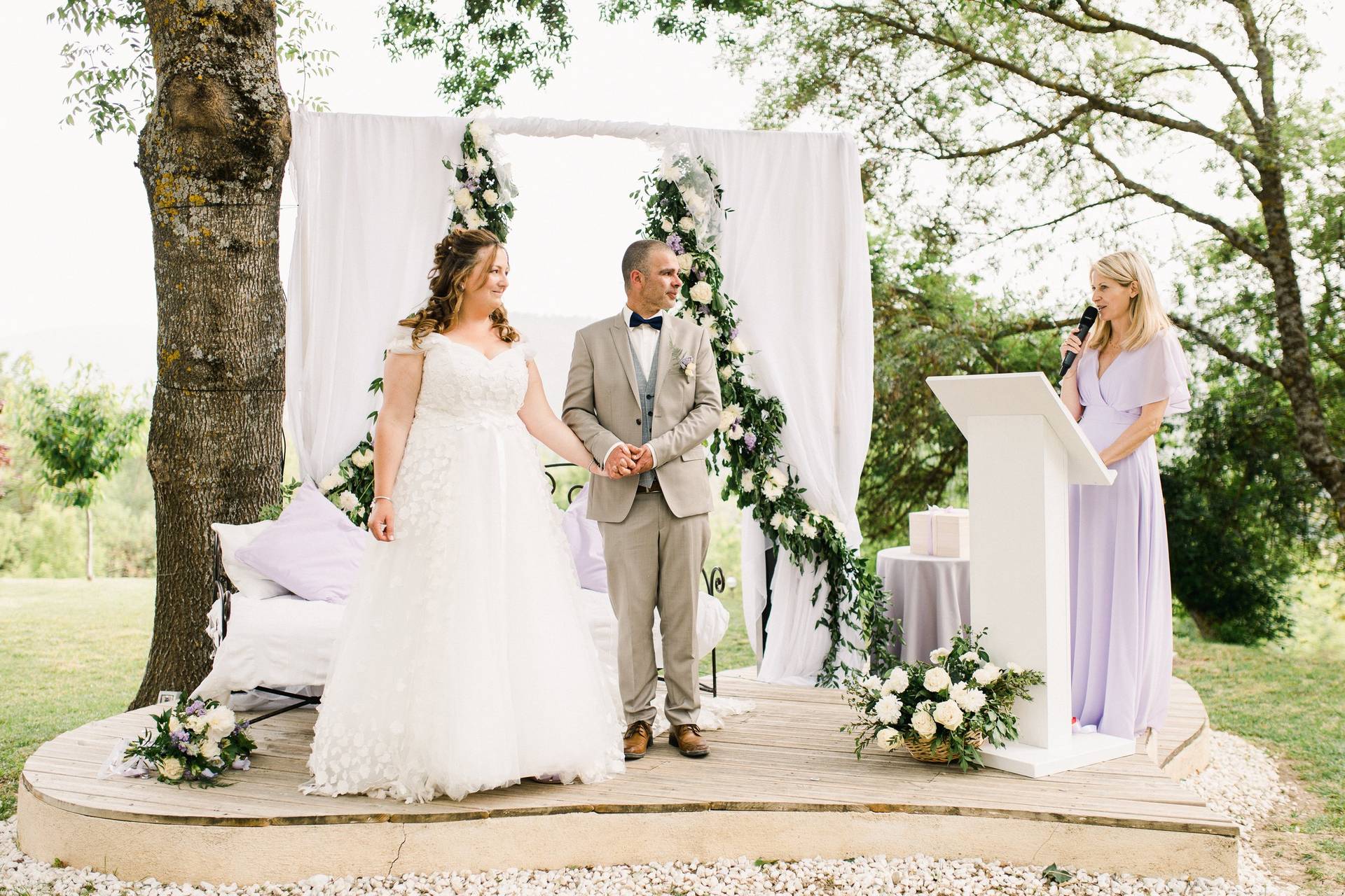 Comment écrire ses vœux de mariage ? Conseils et exemples d'une experte